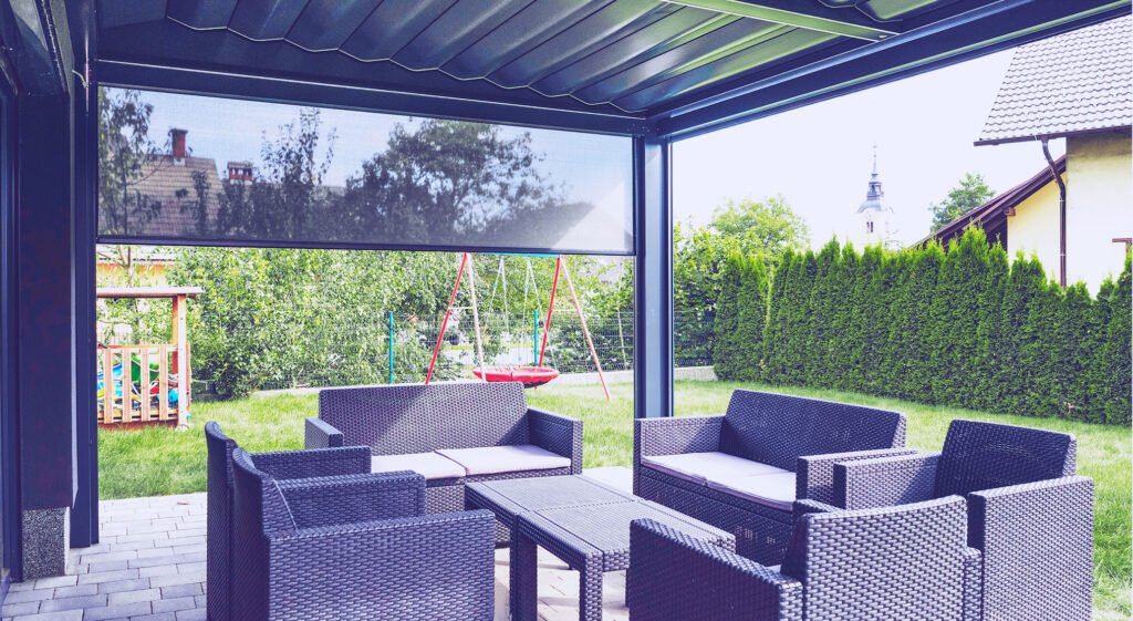 Store enrouleur vertical extérieur pour pergola et terrasse